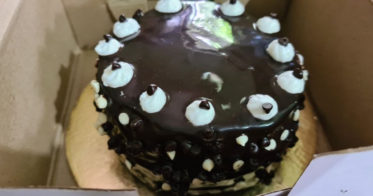Chocolate Chocochip Cake Recipe by Smriti Palit - Cookpad