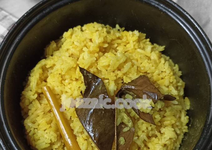 Resep Nasi Kuning Rice Cooker oleh jeezaic.cook - Cookpad