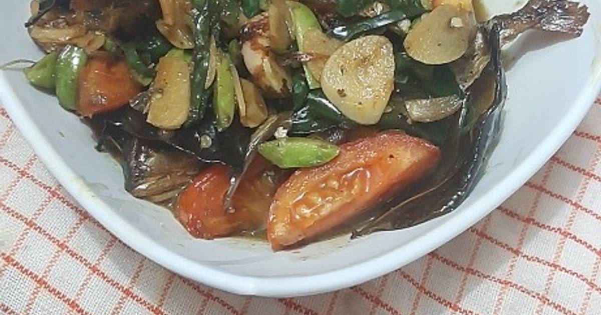Resep Ikan Asin Cabai Ijo oleh Shella Desy Anggraeni - Cookpad
