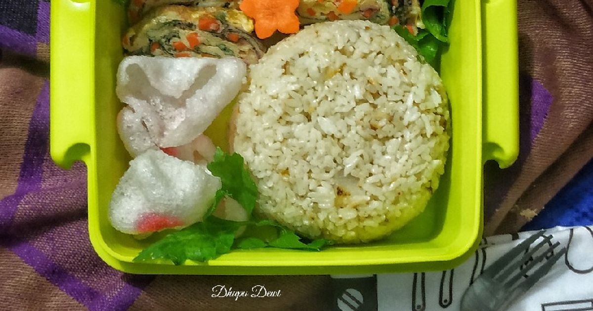 Resep Nasi Goreng Telur Gulung Bayam(bekal Pagi) oleh Dhapu Dewi - Cookpad