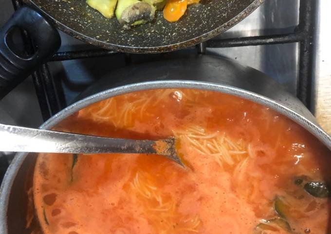 Sopa de fideo con caldo de pollo Receta de Gris de la Torre- Cookpad Sopa de fideo con caldo de pollo Receta de Gris de la Torre- Cookpad
