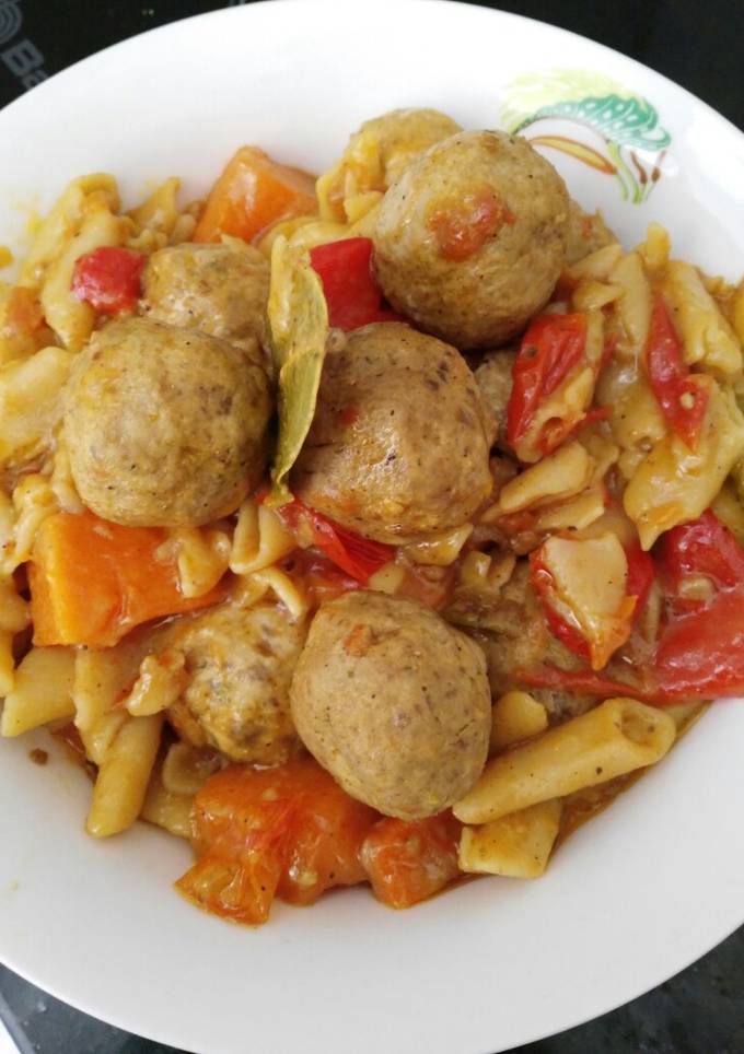 Estofado de pasta con albóndigas de pescado y verduras Receta de AMY ...