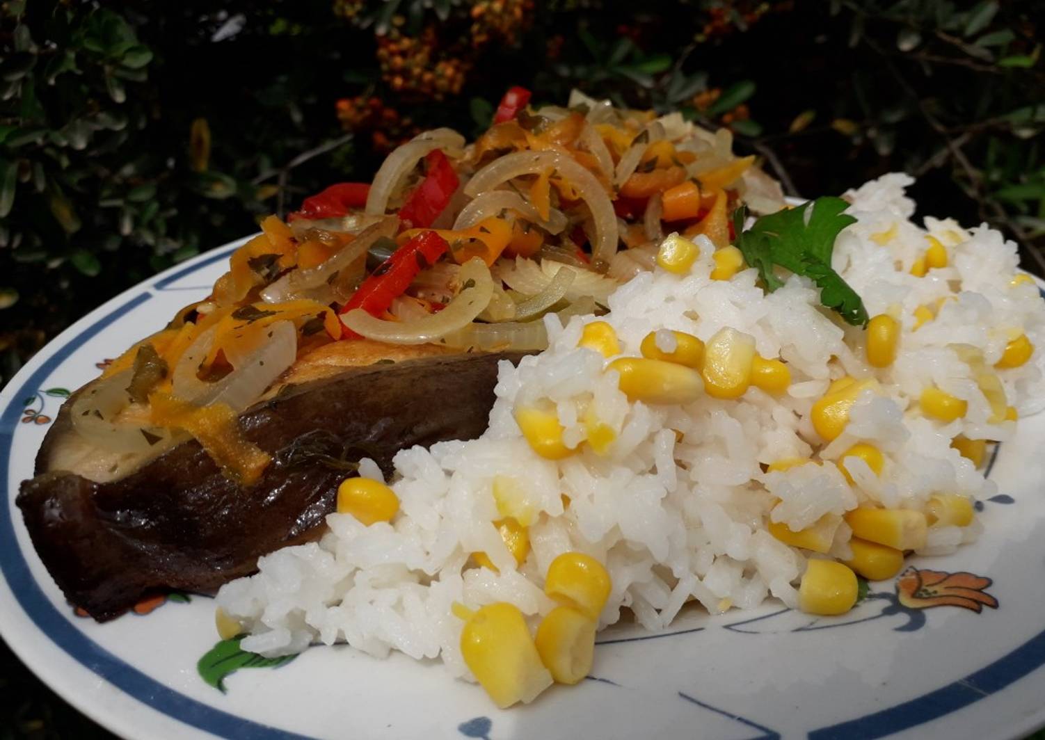 Pescado con salteado Receta de Florencia Rodriguez- Cookpad