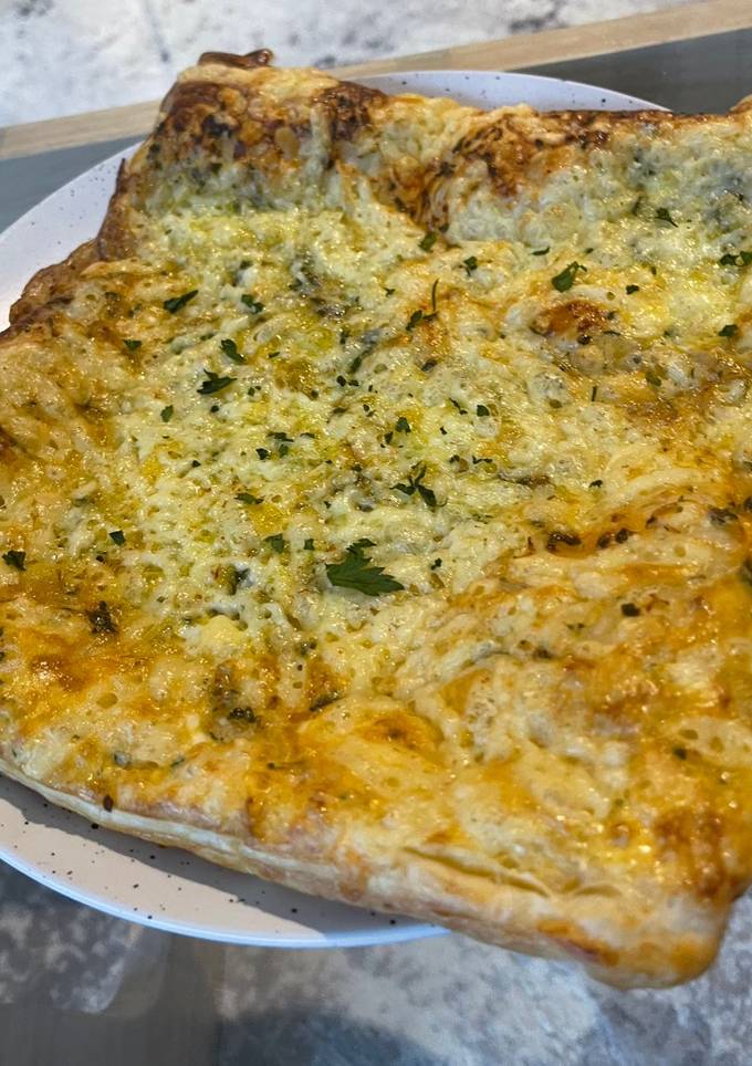 Cheesy Garlic Pastry Puff Recipe by sej23kim - Cookpad