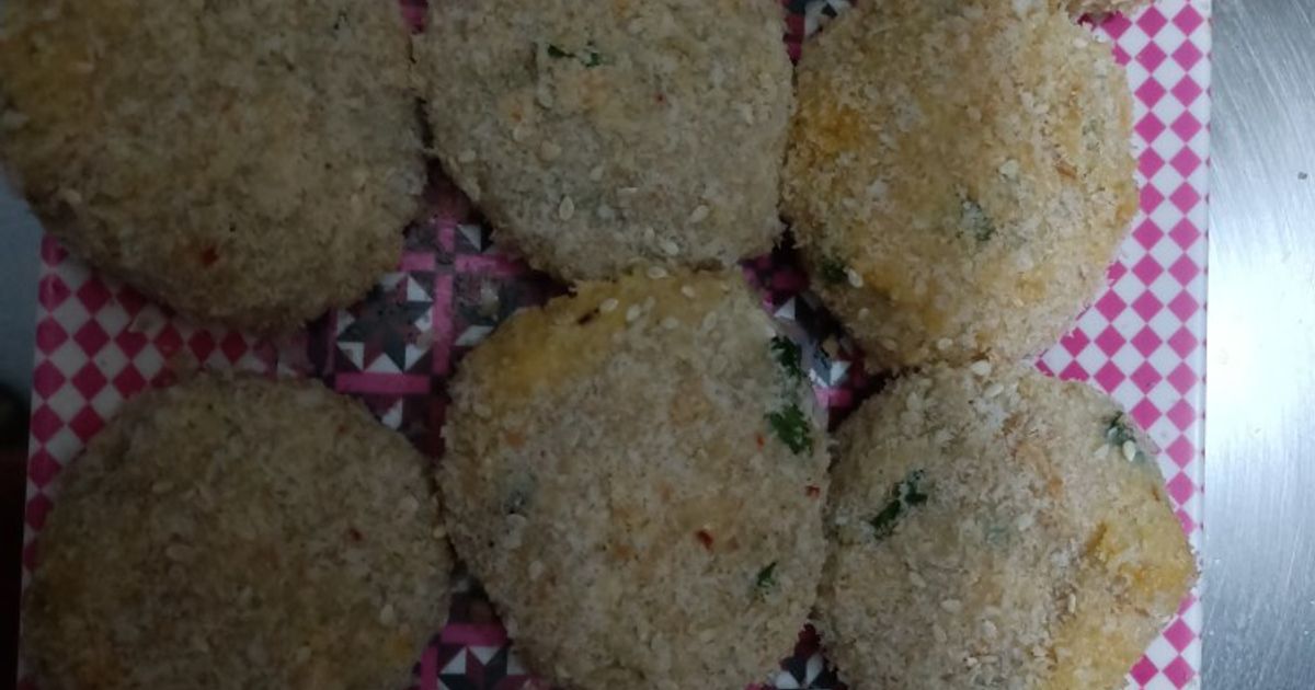 Cheesy Potato Coins 😋 Recipe by Aisha Shaikh - Cookpad