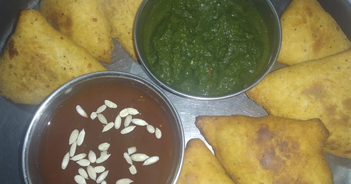 Aloo Samosa With Green Chutney And Imli Chutney Recipe by Vaishali ...