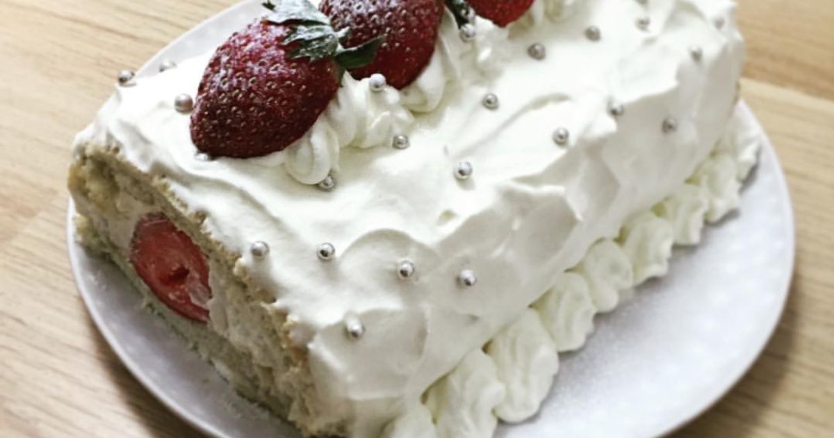 Strawberries Roll Cake For Christmas Recipe by Erica Leung - Cookpad