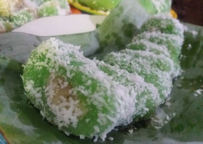 Resep Putri noong singkong pandan oleh Santi - Cookpad