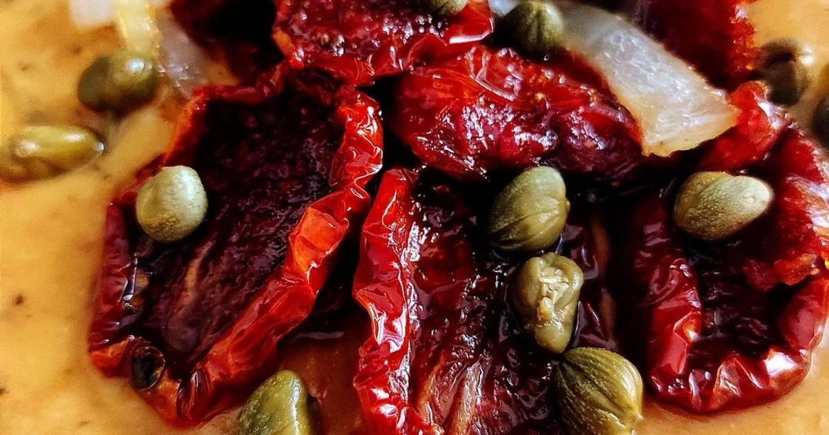 Φάβα με λιαστή ντομάτα και καραμελωμένα κρεμμύδια Συνταγή από τον/την ...