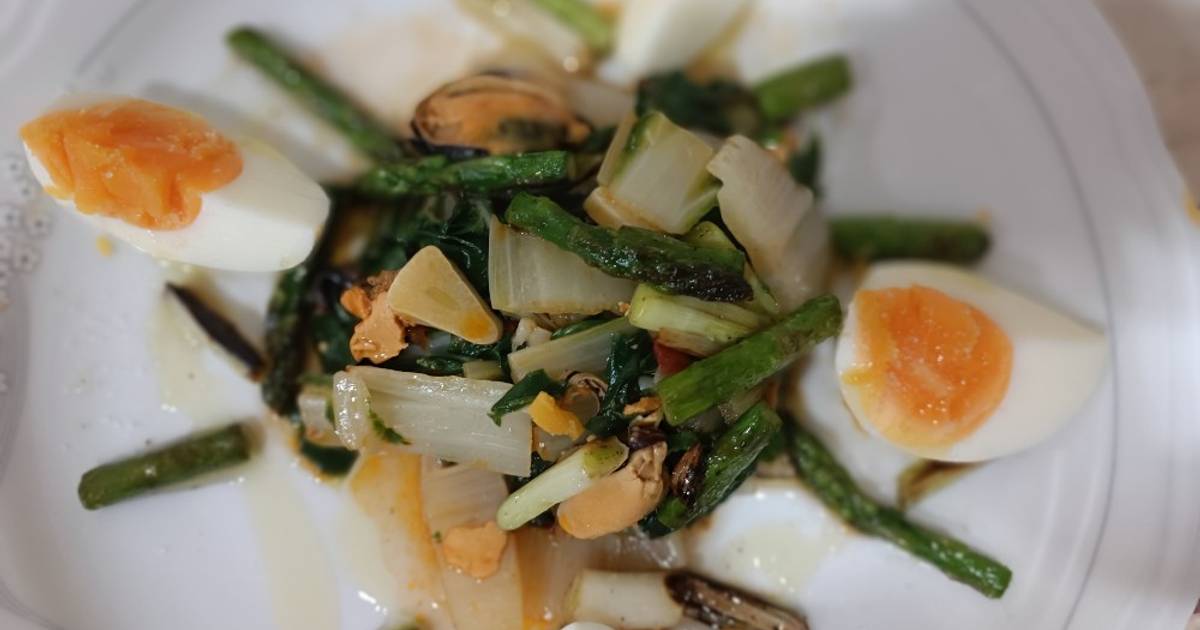Acelgas con mejillones picantes, espárragos y ajos tiernos Receta de ...