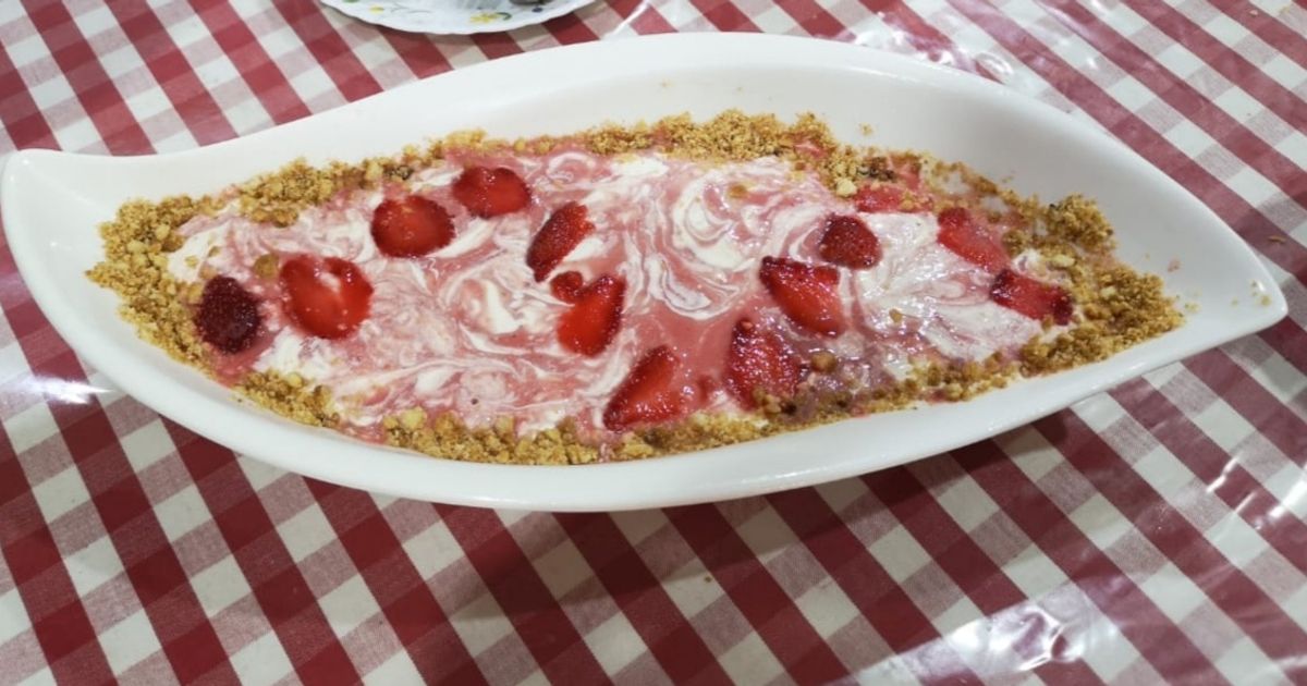 Strawberry Delight Recipe by Zainab Aftab - Cookpad