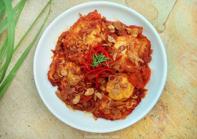 Resep Telur Ceplok Balado (bumbu instan) oleh pawonbune_aas - Cookpad