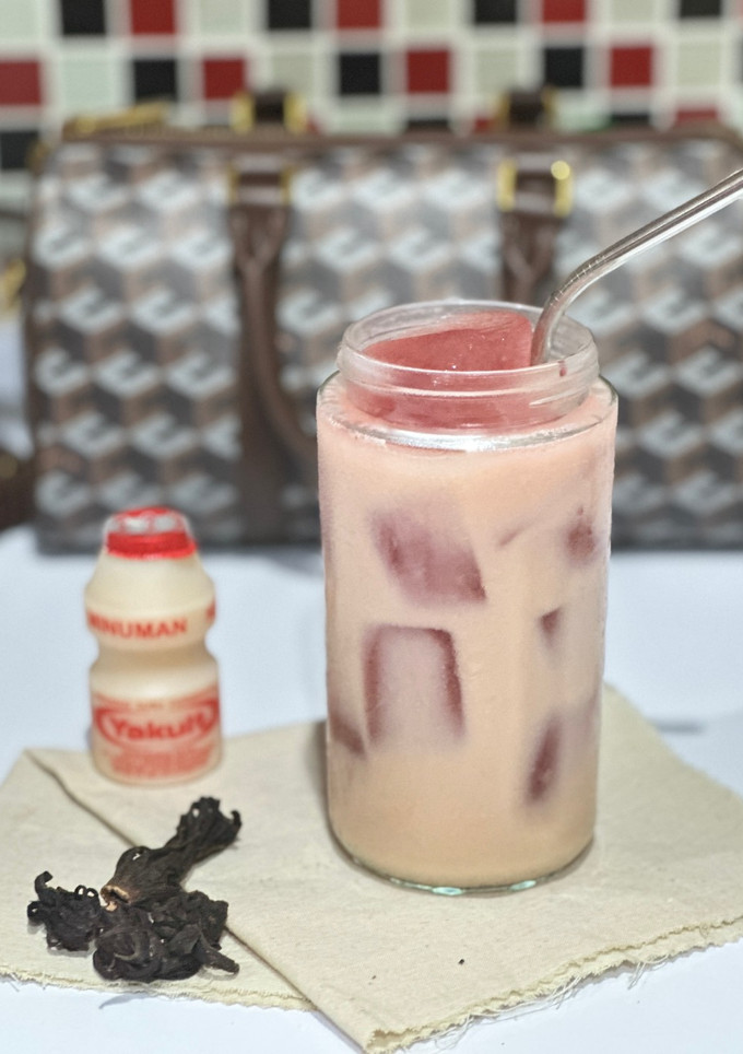 Resep Es Teh Rosella Yakult oleh Rini Dwi Astuti - Cookpad