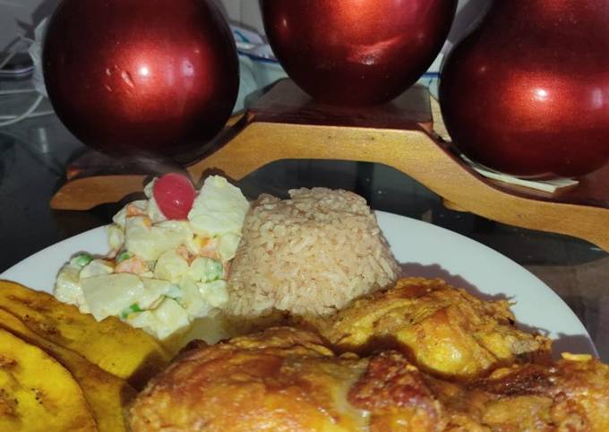 Deliciosa cena. Arroz de coco frito, pollo apanado, ensalada mix Receta de Claudia Quiñones ...