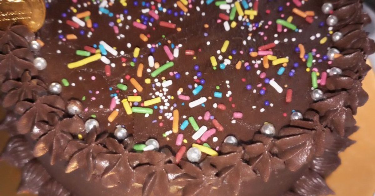Chocolate Buttercream Frosting Cake Recipe by Azenga - Cookpad