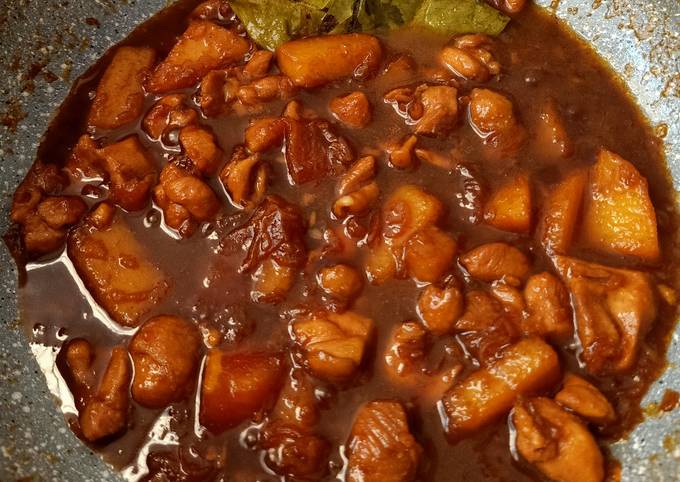 Resep Semur ayam kentang oleh Sally Febrina - Cookpad