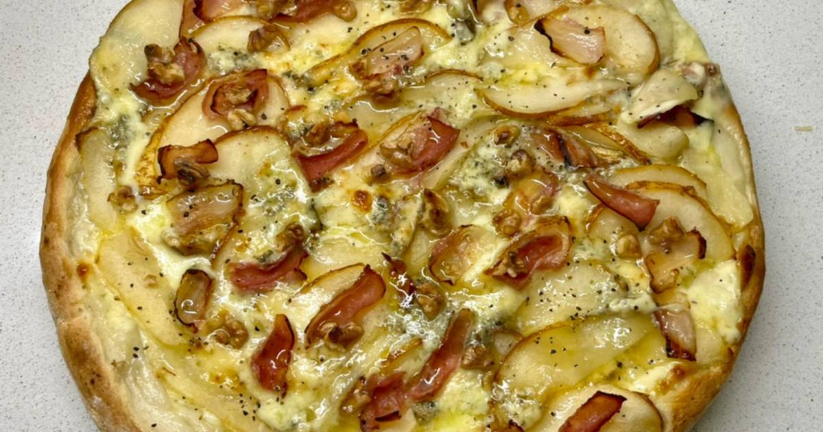 Pizza con mozarela, queso azul, peras, panceta, nueces y un hilo de ...