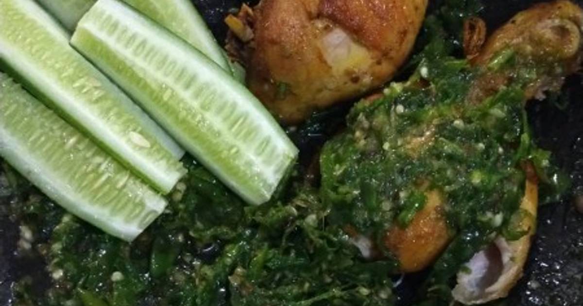 Resep Ayam geprek sambal ijo oleh Adindha Putri - Cookpad