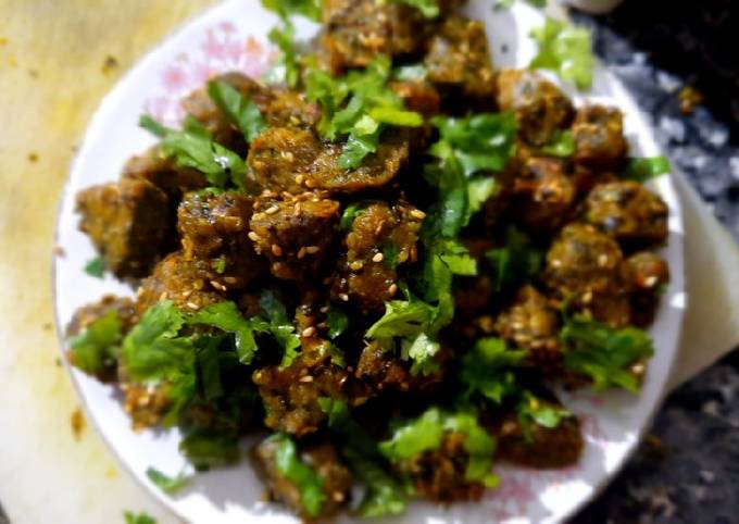 Palak methi muthiya Recipe by Naznin Shahabuddin Modasiya - Cookpad