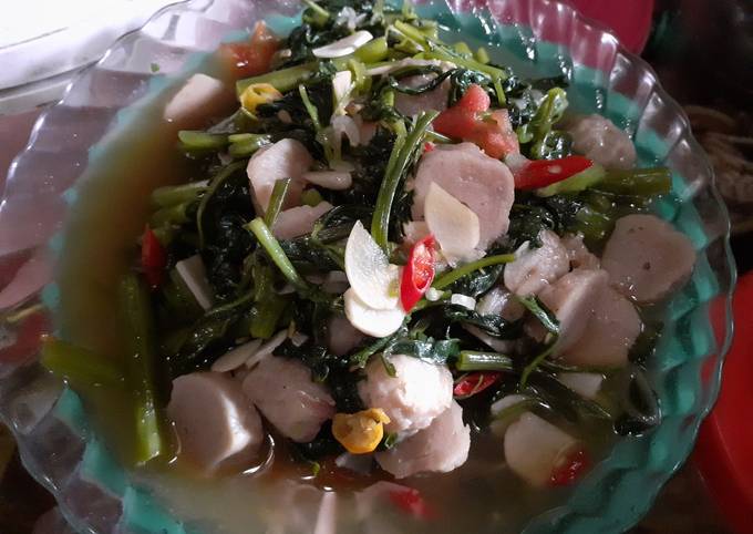 Resep Oseng kangkung bakso oleh Salma Mom - Cookpad