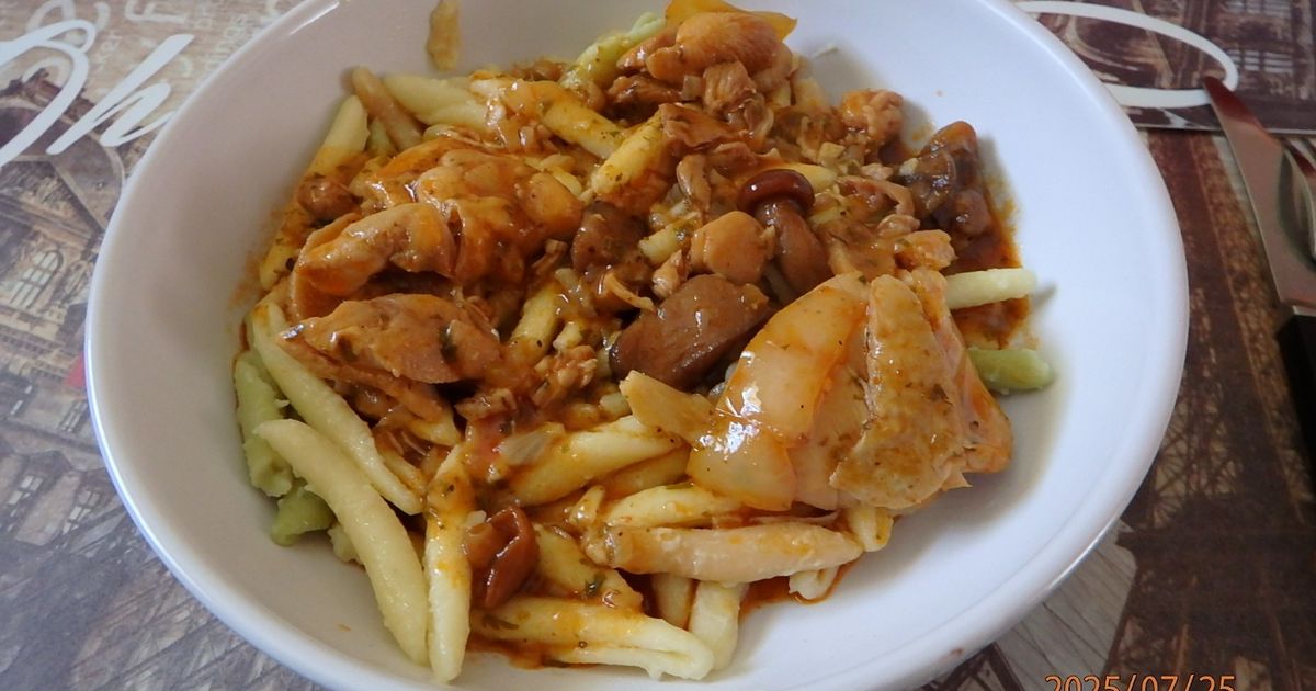 20 egyszerű és finom foetel csirkepaprikás recept - Cookpad receptek