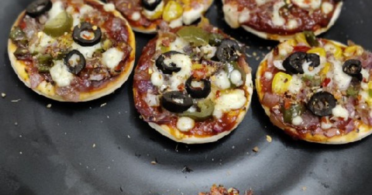 Cheesy Pizzetta Recipe by Nikita Choithani - Cookpad