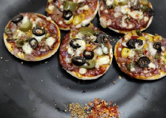 Cheesy Pizzetta Recipe by Nikita Choithani - Cookpad