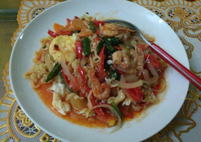 Resep Mie goreng Indomie rica-rica saus tiram oleh Qoniatu Zahro - Cookpad