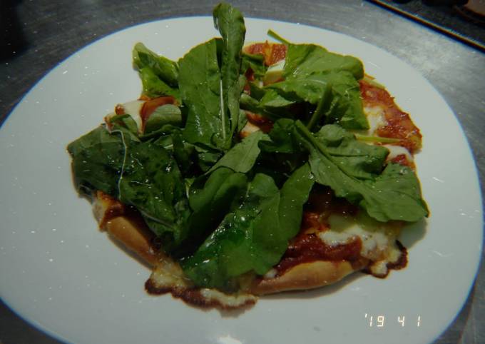 Pizza rúcula Y jamón crudo Receta de Analia- Cookpad