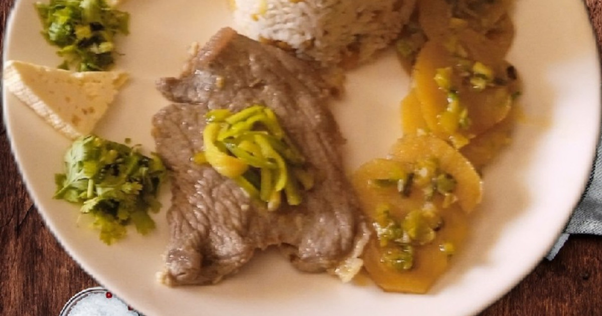 Carne Sudada, Con Arroz De Garbanzo Y Papas Con Verduras Verdes Y ...
