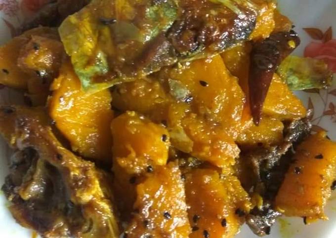 Madhumita Saha বানিয়েছেন ইলিশের মাথা দিয়ে মিষ্টি কুমড়োর ঘন্ট(illish ...