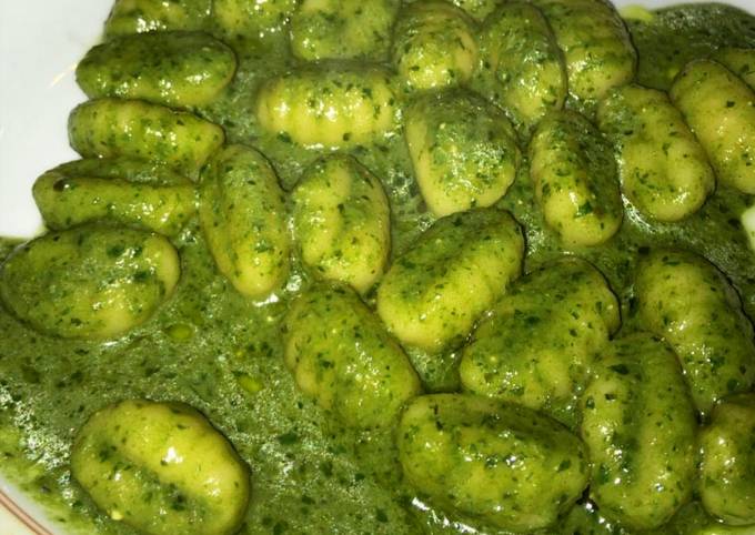 Σπιτικά νιόκι με σάλτσα πέστο συνταγή από τον/την Γεωργία Θ. - Cookpad