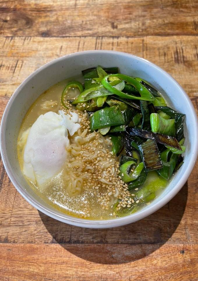 Ramen with stir fried green leeks Recipe by Satoshi Namai - Cookpad