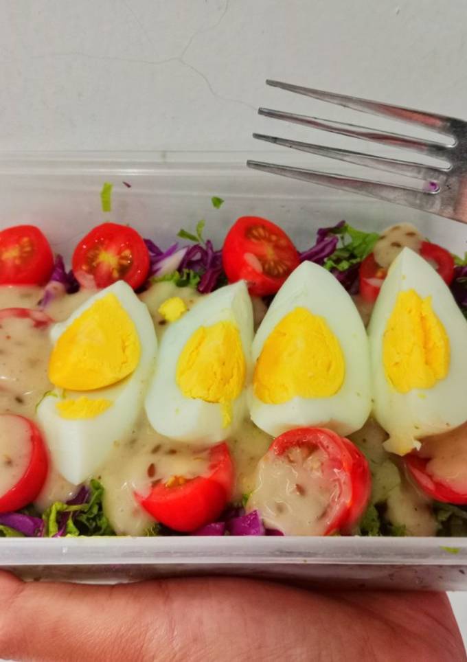 Resep Vegetable Salad with Boiled Egg oleh Pawarang Geulis - Cookpad