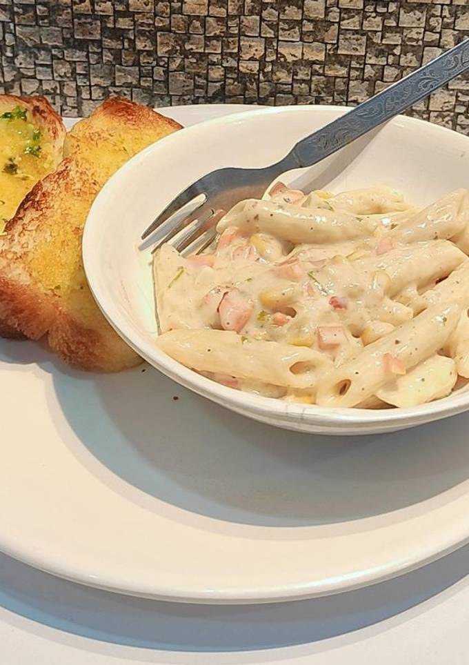Creamy white sauce pasta with garlic toast Recipe by almas.fatima - Cookpad