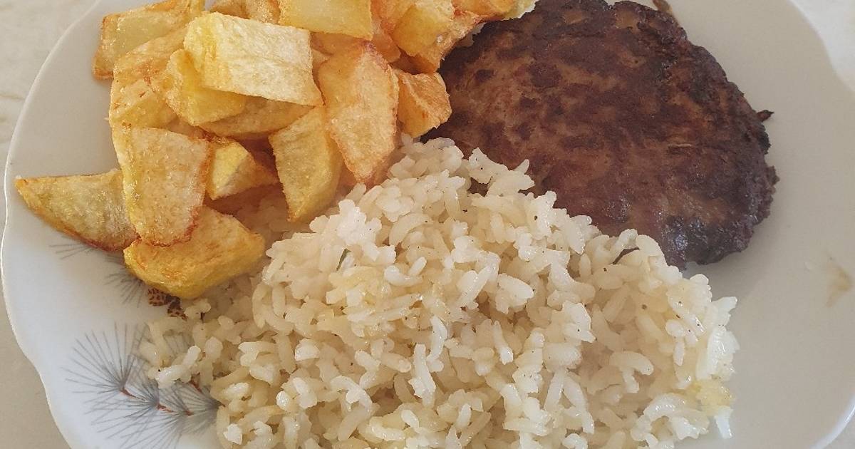 Arroz al ajillo, hamburguesa y papas fritas en cubos de Rommy Receta de ...