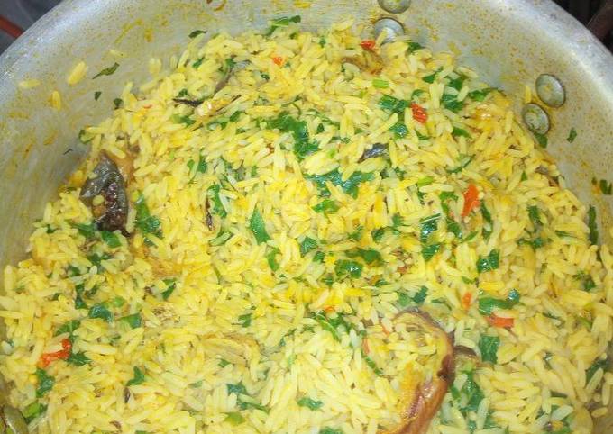 Jollof rice with dry fish and green leaf Recipe by Najma - Cookpad