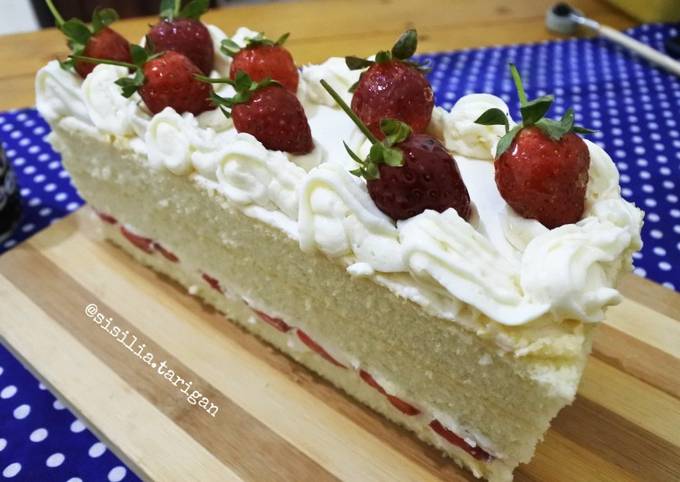 Resep Strawberry White Cake (Putih Telur) oleh Sisilia Tarigan - Cookpad