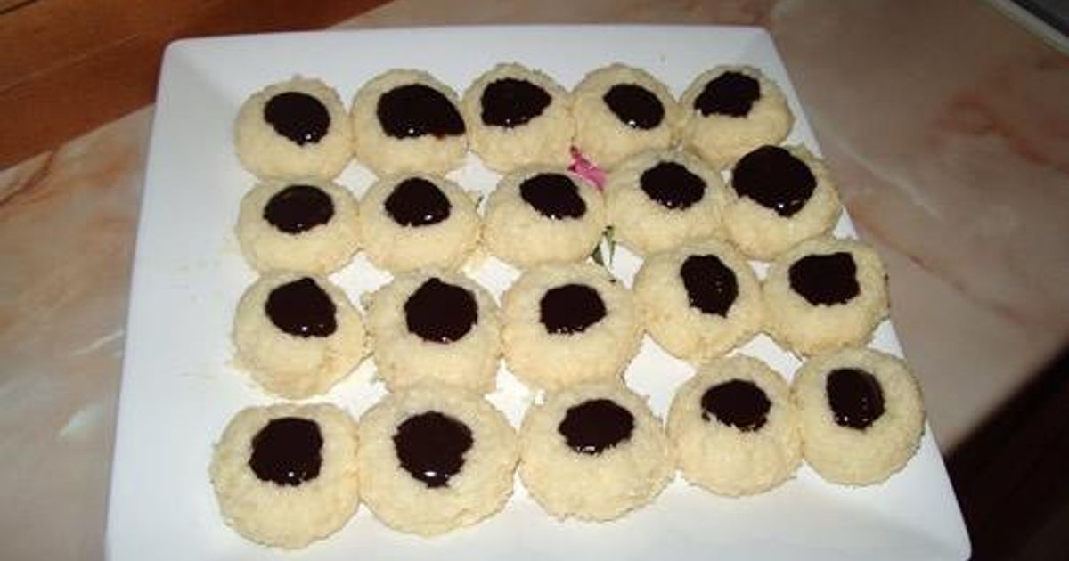 Coconut Macaroons With Couverture Chocolate Recipe by Cookpad Greece ...