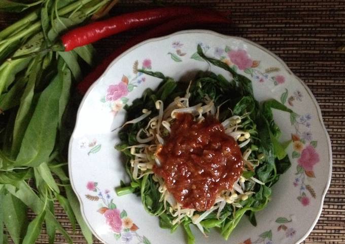 Resep Plencing Kangkung Pedas oleh Farah's Cooking - Cookpad