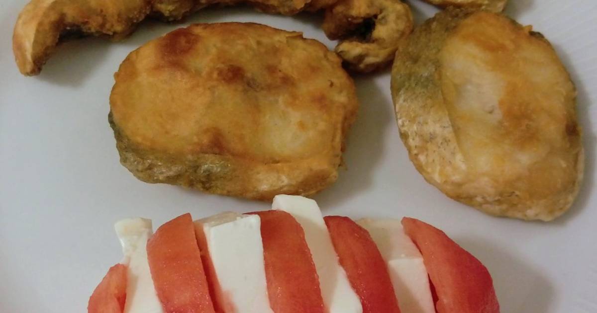Merluza frita y pincho de tomate con queso fresco Receta de Mari J ...