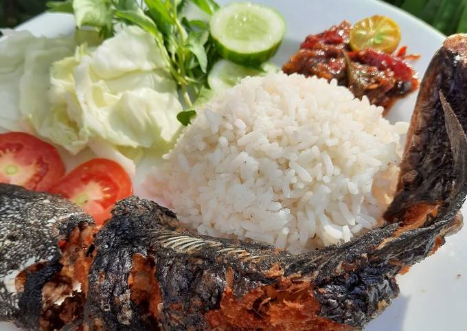 Resep Nasi pecel lele oleh Dapur Khayla - Cookpad