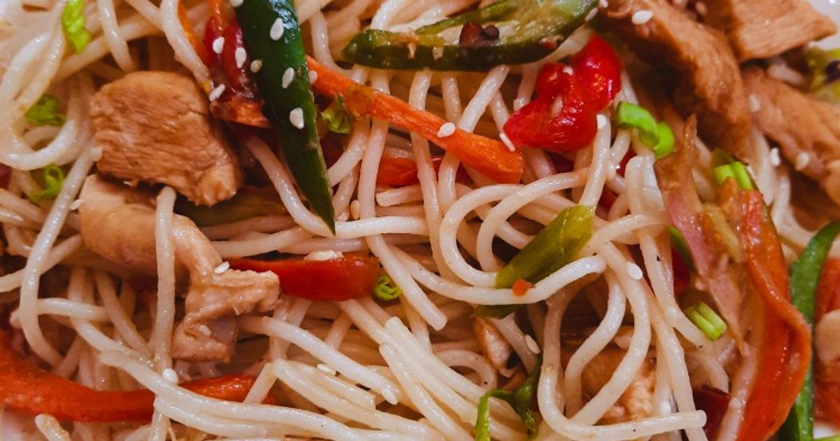 Chicken Chowmein Recipe by Kashaf Khan - Cookpad
