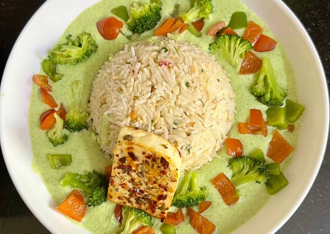 High Protein Rice Bowlwith A Creamy Broccoli 🥦 Sauce And Grilled Herbed