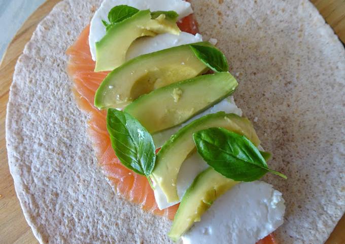 Wraps integrais de salmão fumado, queijo fresco e abacate aromatizado ...