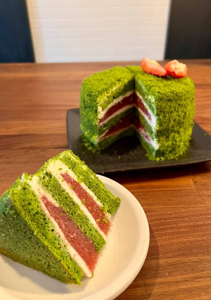 Торт со шпинатным бисквитом, клубничным конфи, сливочным кремом и ...