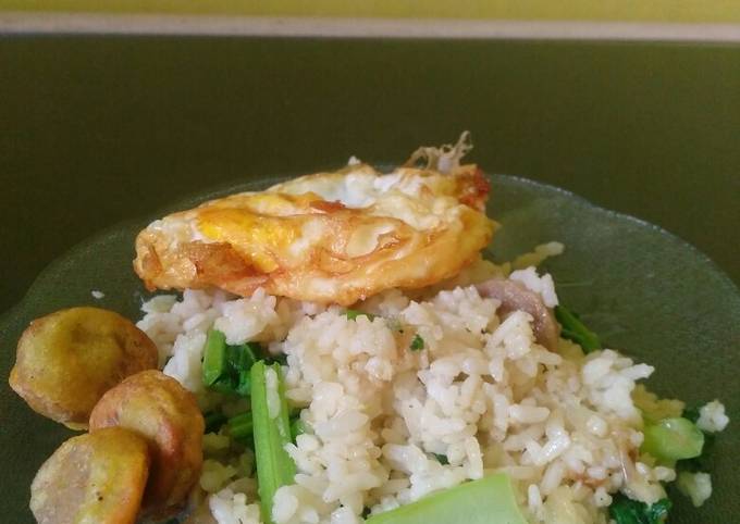 Resep Nasi goreng putih oleh yuliani sarwindah - Cookpad
