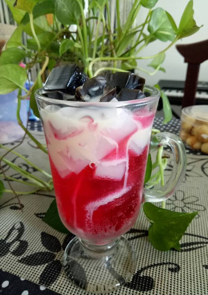 Resep Cincau Nata de coco float oleh Ria Harsanti - Cookpad