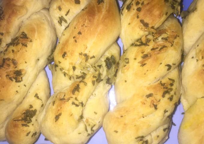 Garlic twisted bread Recipe by meenaz_bite - Cookpad