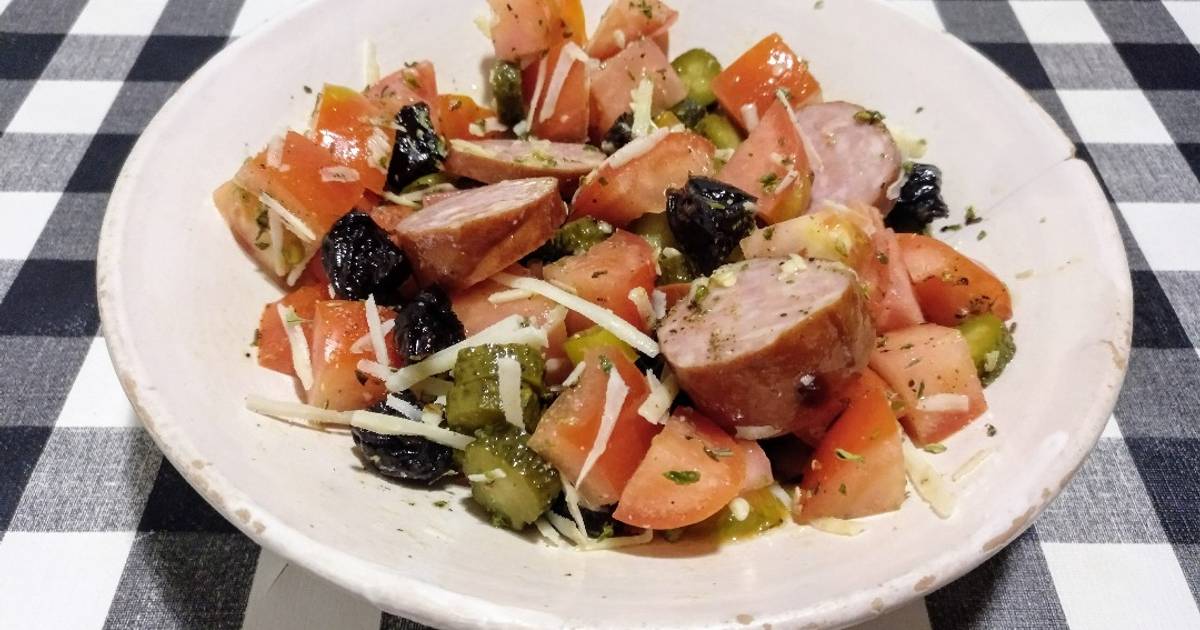 Ensalada De Salchicha Ahumada Con Tomate Ciruelas Secas Y Pepinillos